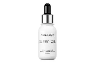 TanLuxe 的 Sleep Oil 34 以一種放縱的夜間油的形式逐漸曬黑，為這句話賦予了全新的意義......