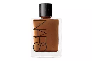 Monoï Body Glow 44 ji hêla Nars ve bi vê rûnê bibiriqandî, lê ne zêde biriqandî, lingên gêj bikin tiştek berê. Ew...