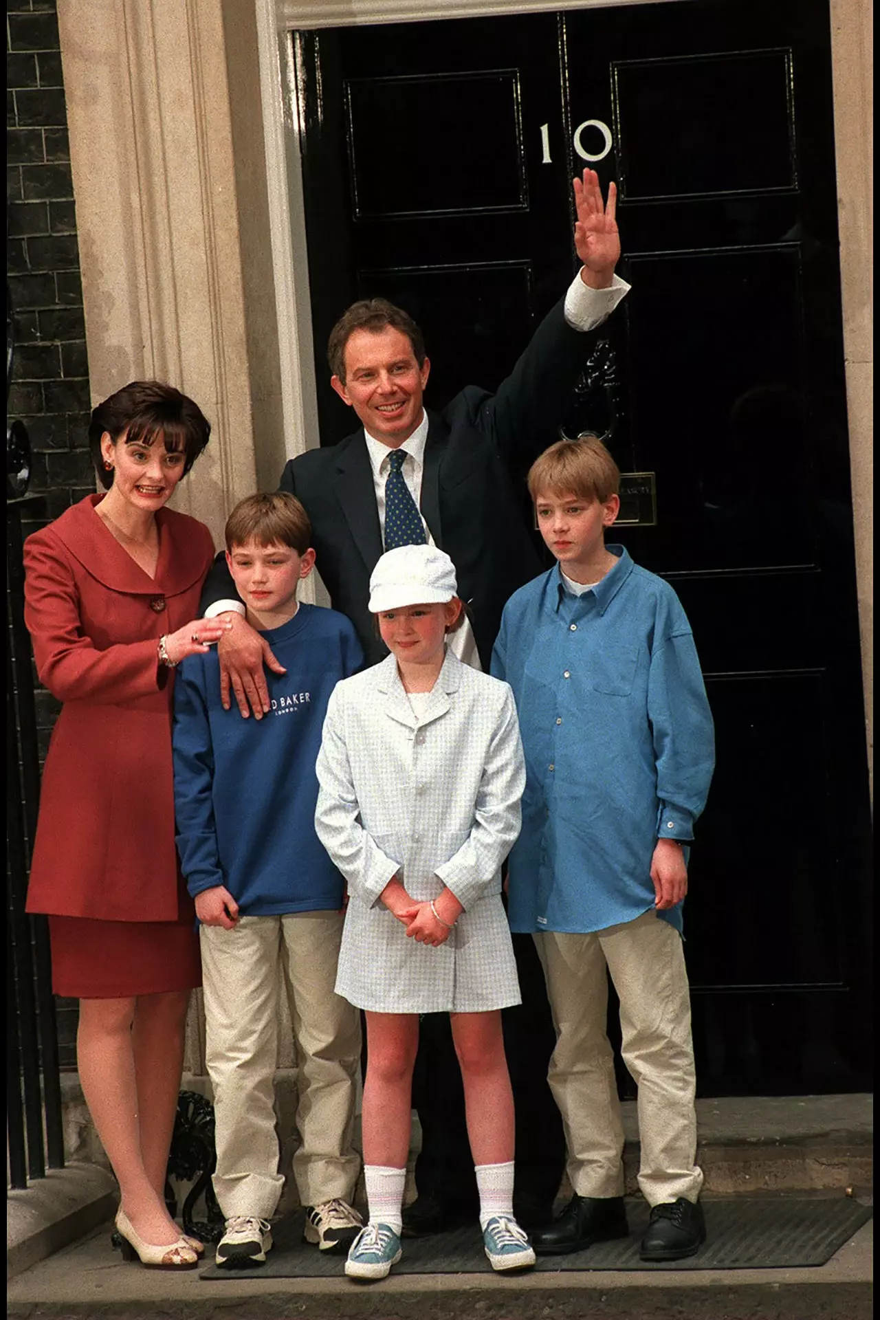 1997 年，托尼·布莱尔 (Tony Blair) 与妻子切丽 (Cherie) 和孩子们在 10 号外