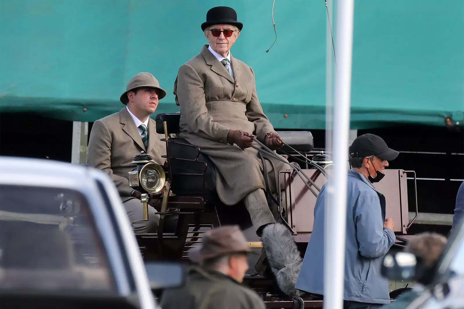 Jonathan Pryce como o príncipe Felipe filmando unha escena de The Crown