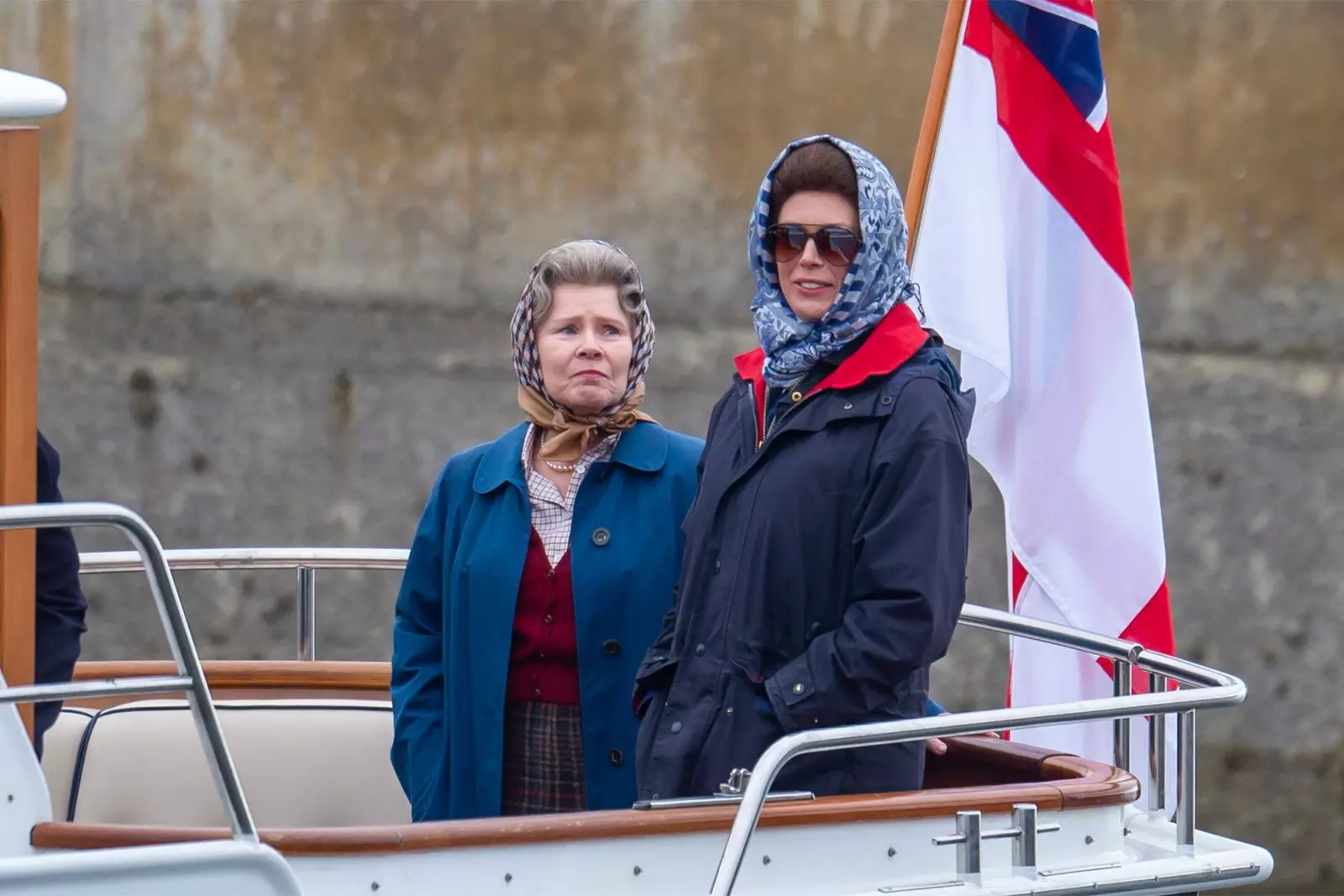 Imelda Staunton jako královna a Claudia Harrison jako princezna Anne při natáčení filmu The Crown