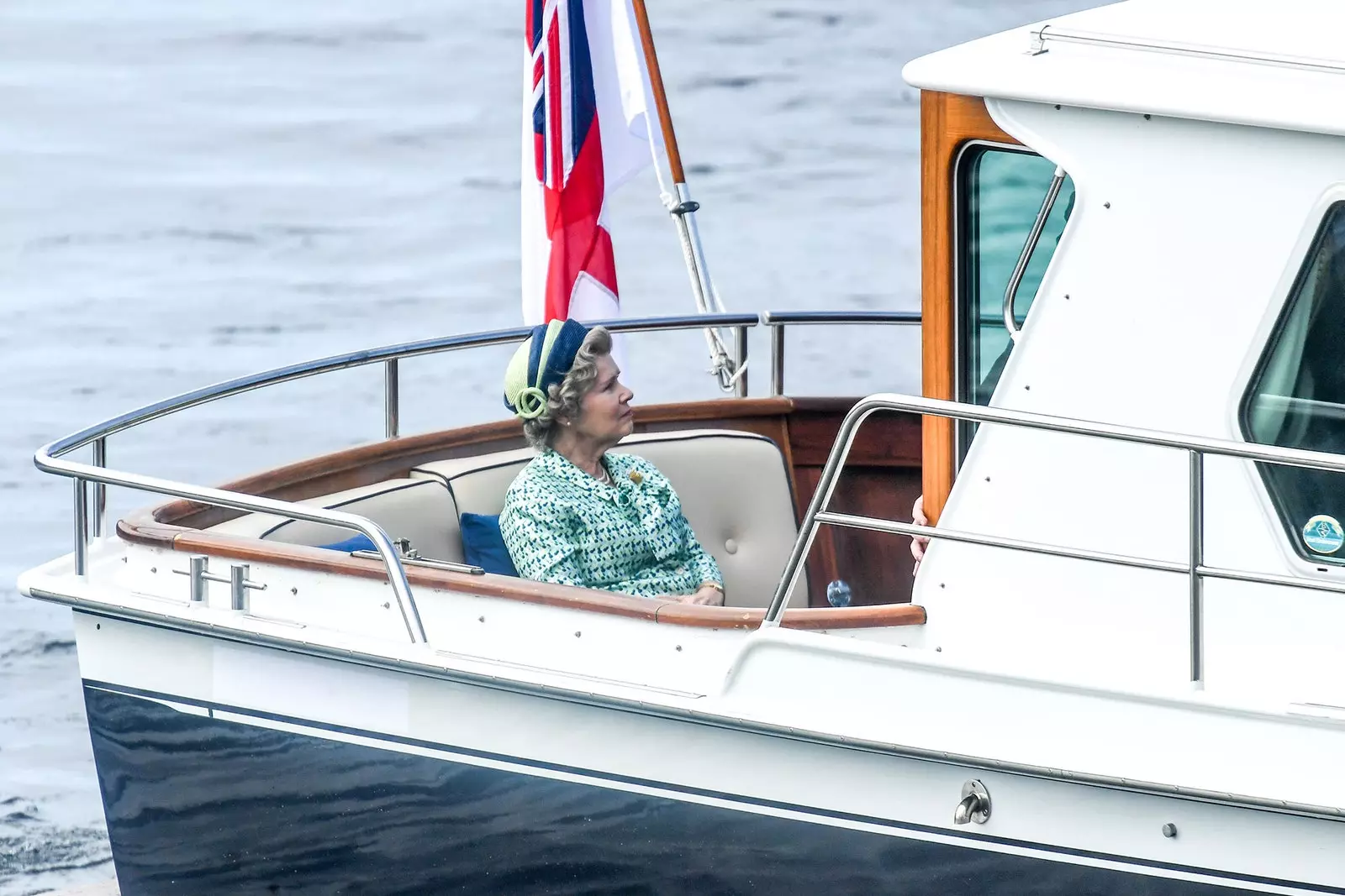 Imelda Staunton nun barco feito para parecer un iate real durante a rodaxe de The Crown en Macduff, Escocia