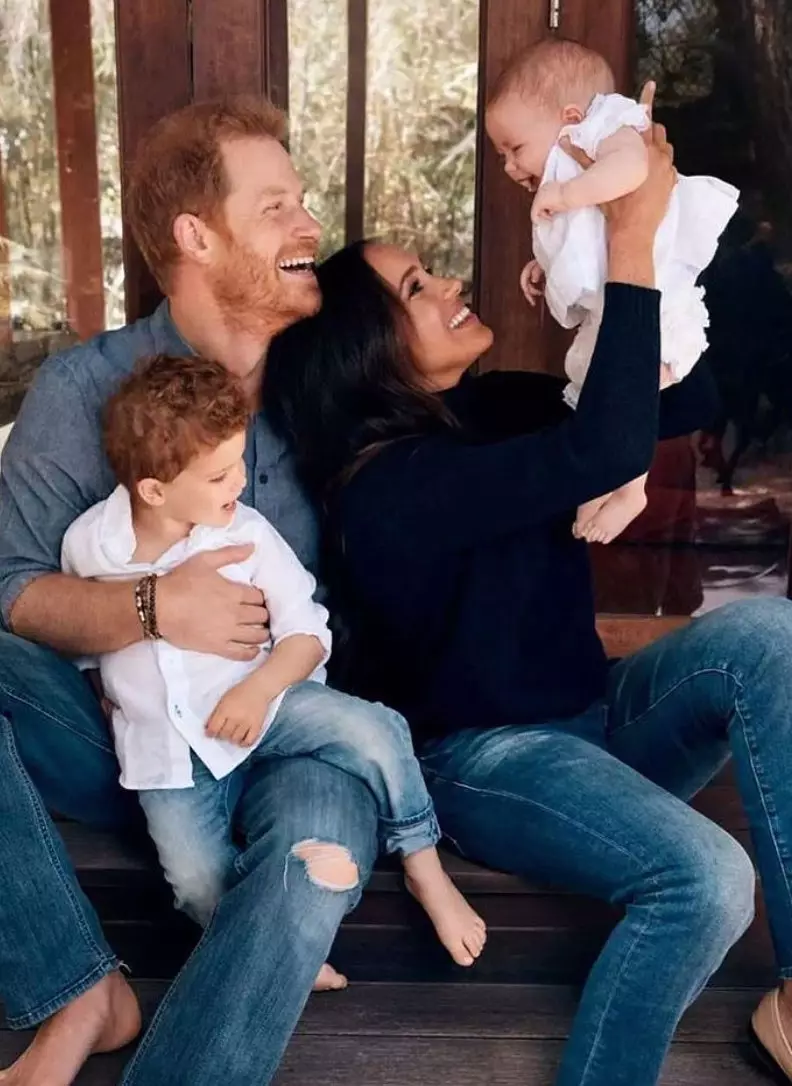 Ang Duke ug Duchess sa Sussex uban sa ilang mga anak nga sila Archie ug Lilibet