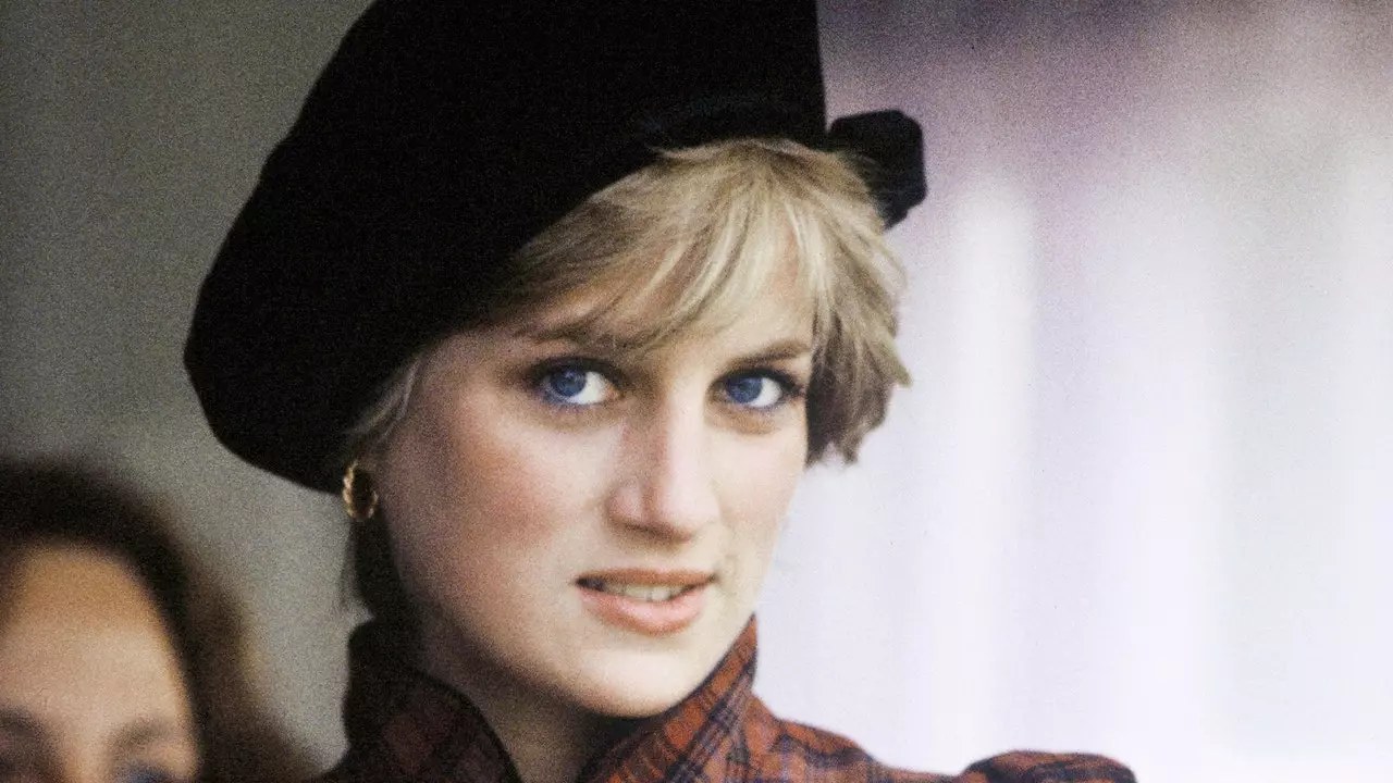 Princess Diana ni mara mbili ya bibi yake katika picha ya familia iliyopatikana huko Althorp