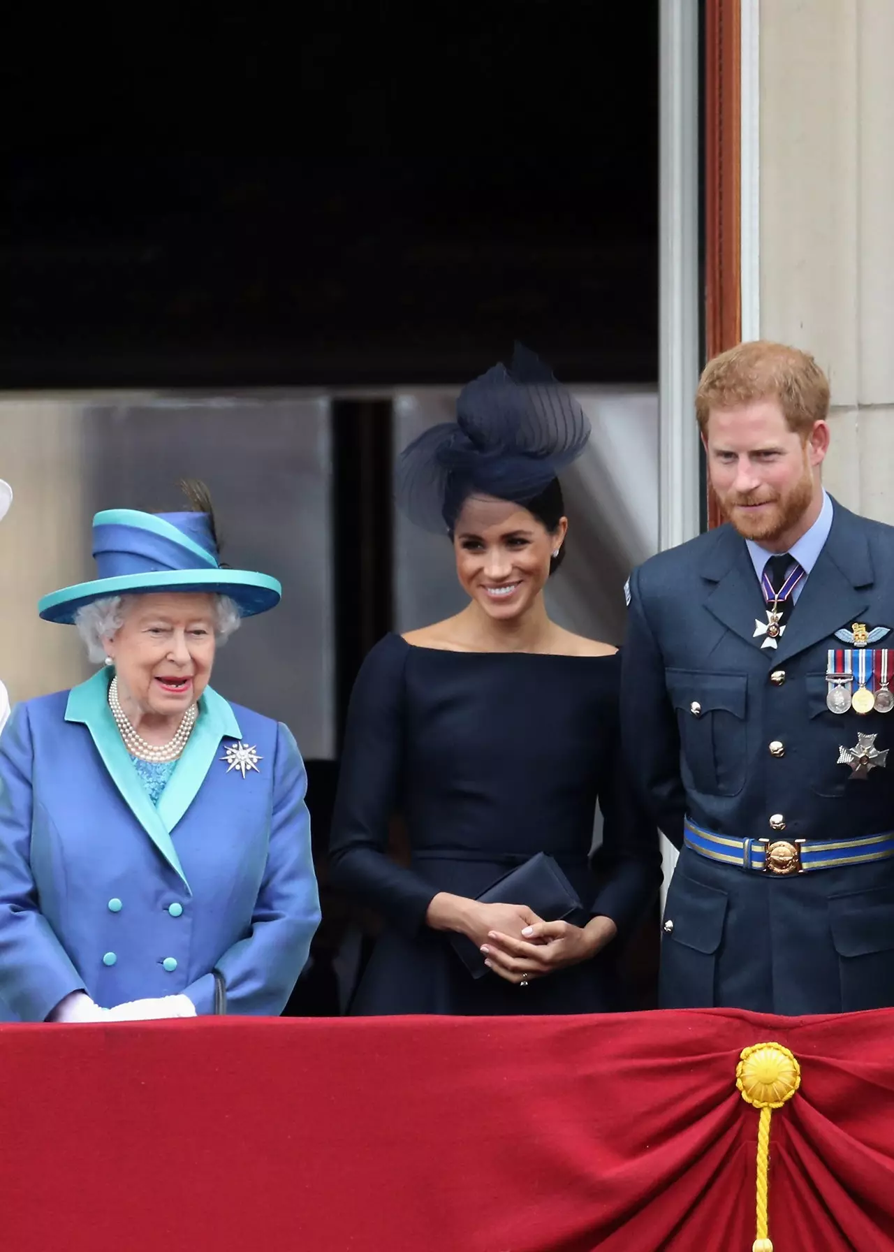 A raíña duquesa de Sussex e o príncipe Harry observan o paso aéreo da RAF no balcón do palacio de Buckingham 2018 en Londres.