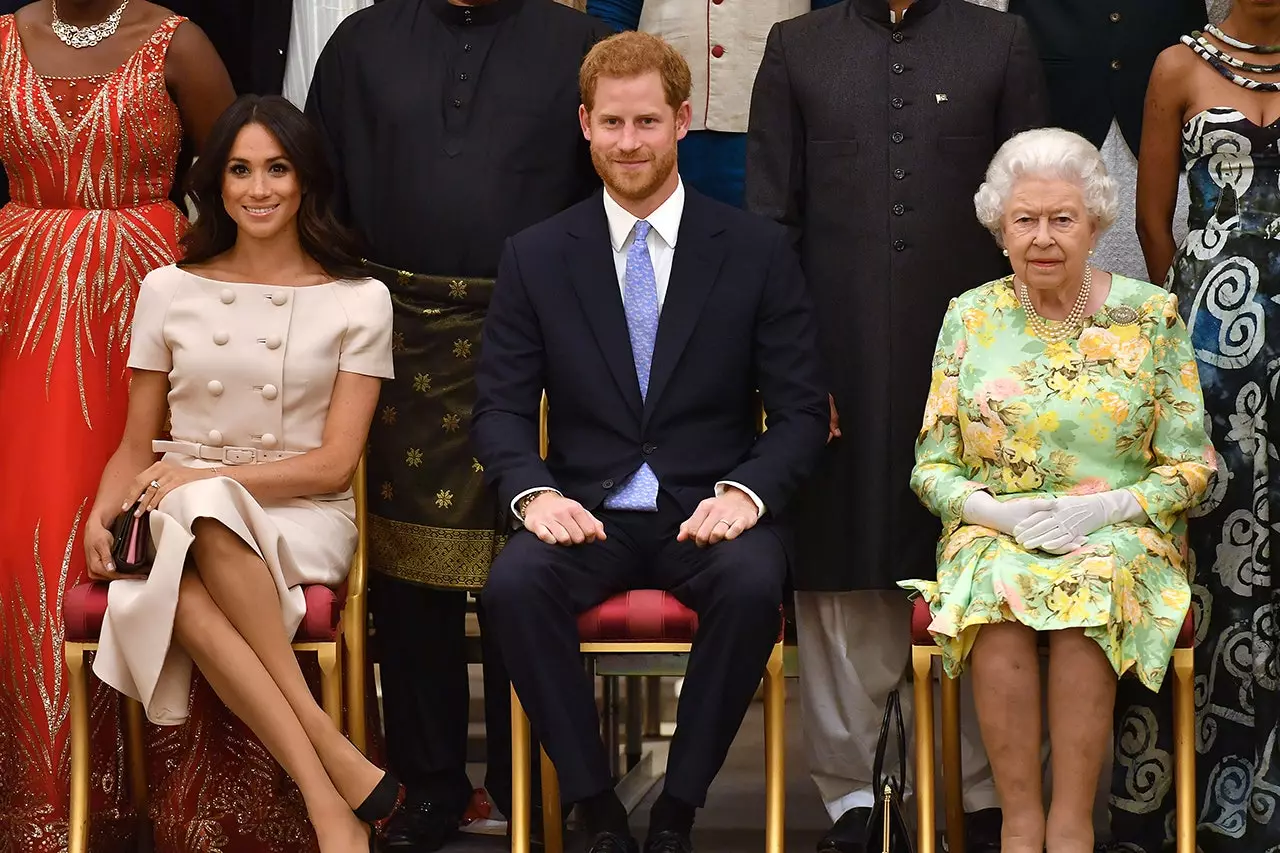 A duquesa de Sussex o príncipe Harry e a raíña durante a cerimonia de entrega dos premios aos mozos líderes da raíña no palacio de Buckingham en...