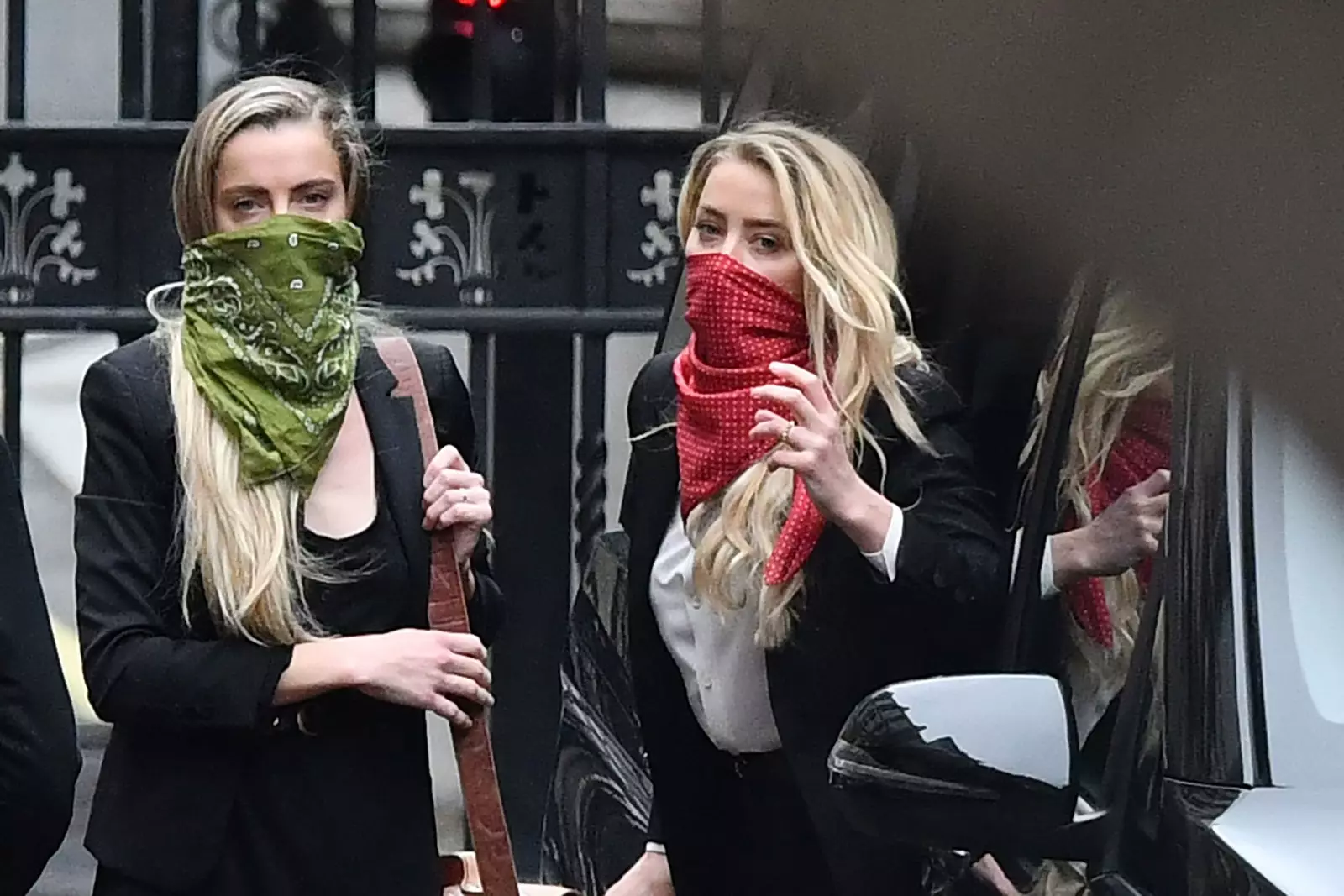 Whitney en Amber Heard arriveren op dag drie