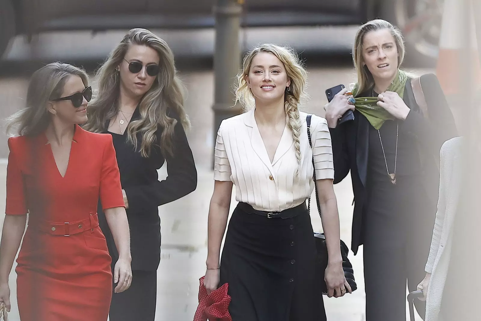 Amber Heard arriveert bij de rechtbanken