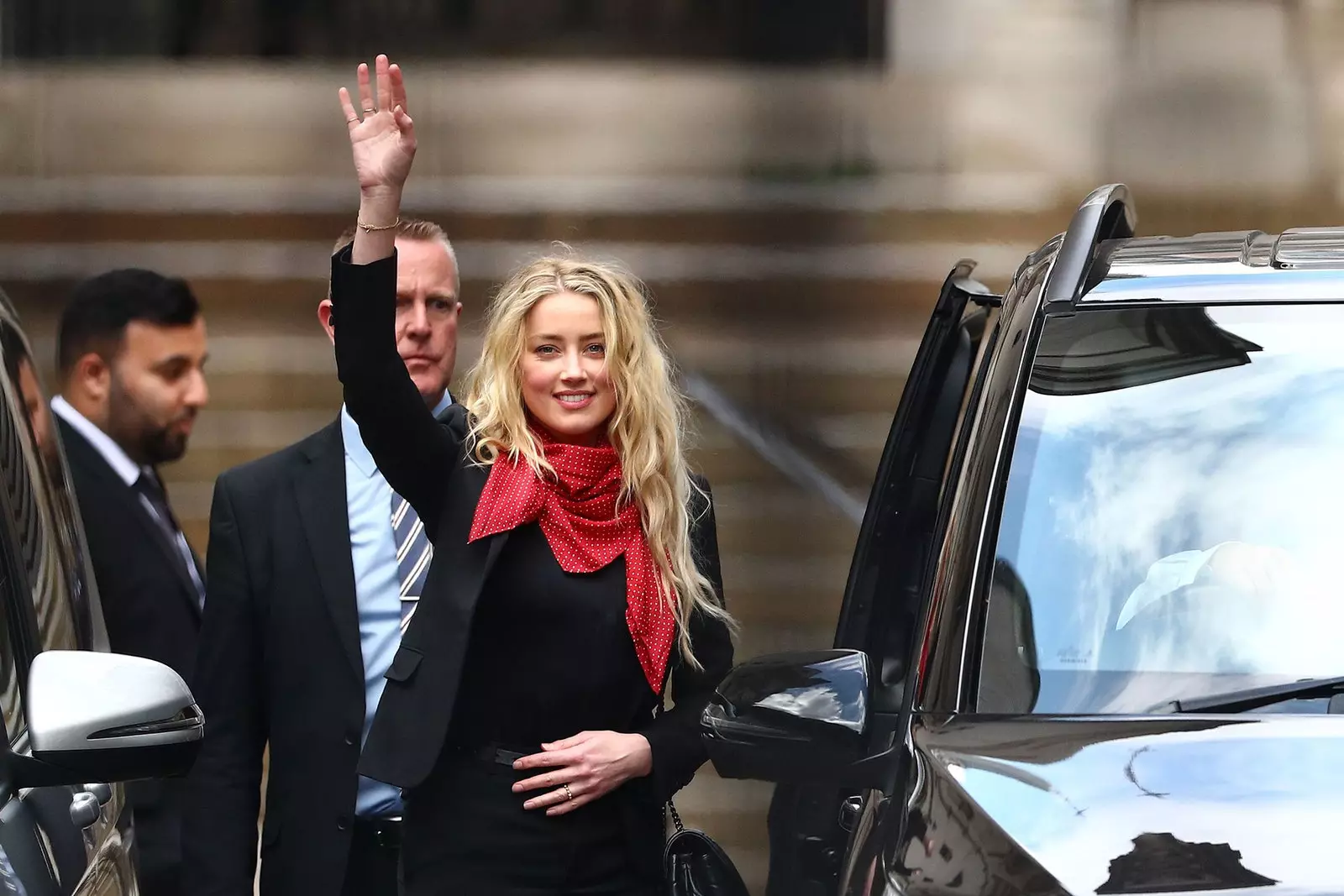 Amber Heard e alu ese mai le Royal Courts of Justice i le aso 8