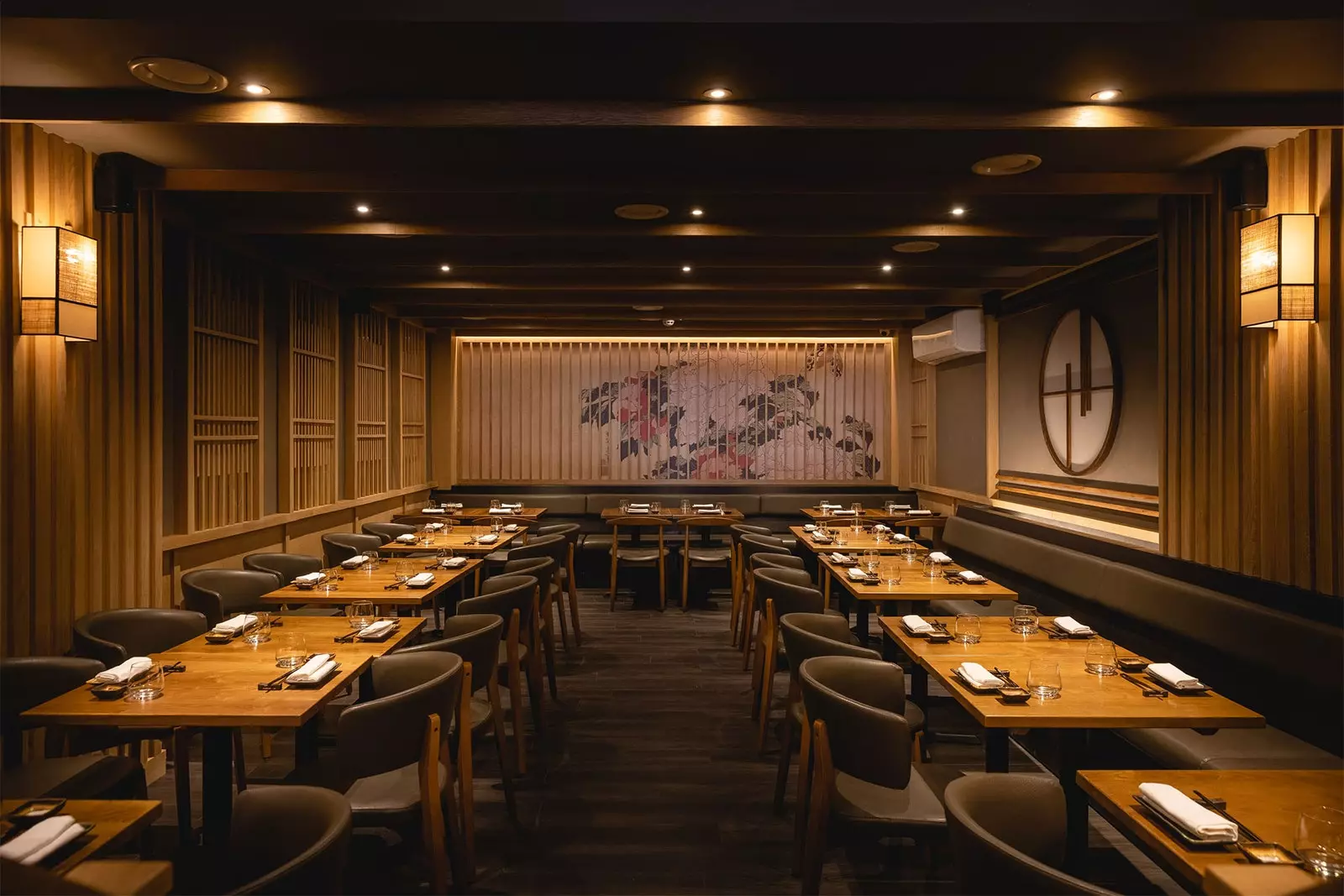 Lantai utama di Hot Stone Steak and Sushi Bar di Fitzrovia