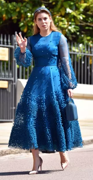 Pinili ng Prinsesa ang isang pasadyang turquoise blue Roksanda na damit para sa kasal ng kanyang pinsan na Duke ng Sussex noong 2018...