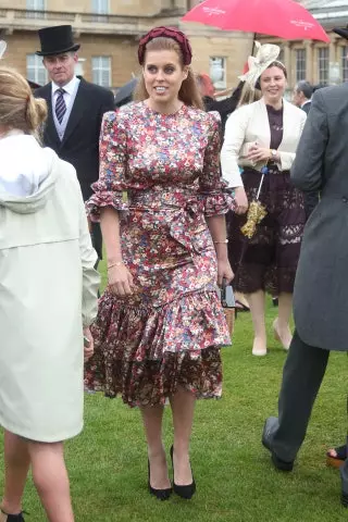 Op enger Gaardeparty am Buckingham Palace huet d'Beatrice e floral Rüschenkleed vun enger vun de beaflosst britesch Marken un ...