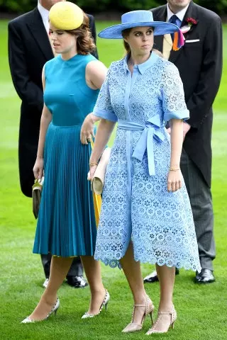 Di Royal Ascot Beatrice memilih gaun kemeja biru bunga jagung dalam renda gelendong bersulam daisy oleh Maje dengan warna biru padan...