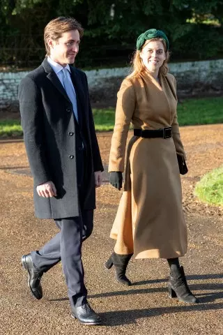 An engem elegante Gürtel Longline Mantel beim Chrëschtdag Kierchdéngscht an der Kierch vu St Mary Magdalene op der Sandringham ...