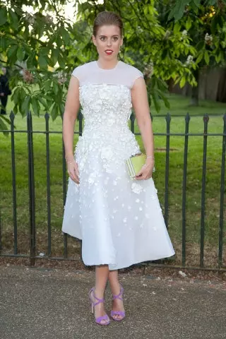 Makalipas ang isang taon at nagpunta si Princess Beatrice para sa isang mas regal na istilo para sa parehong Serpentine Gallery Summer Party sa pagkakataong ito...