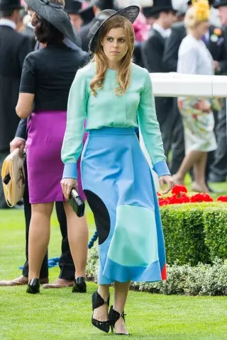 Maénkeun fitur anu adil sareng konci russehued dina ensemble biru mint sareng kembang jagung pikeun Royal Ascot di 2015