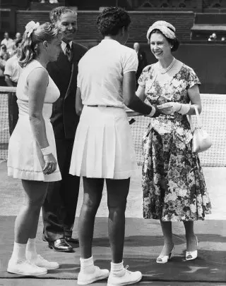 Kraliçe, Darlene Hard 1957 ile yaptığı maçın ardından Wimbledon kupasını Althea Gibson'a veriyor.