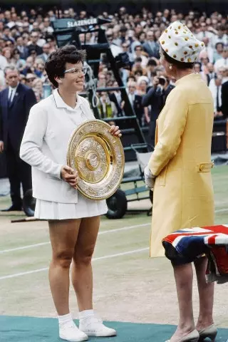 Kenteko Marina printzesa 1967ko Billie Jean King-i emakumezkoen bakarkakoen ondoren garaikurra aurkezten