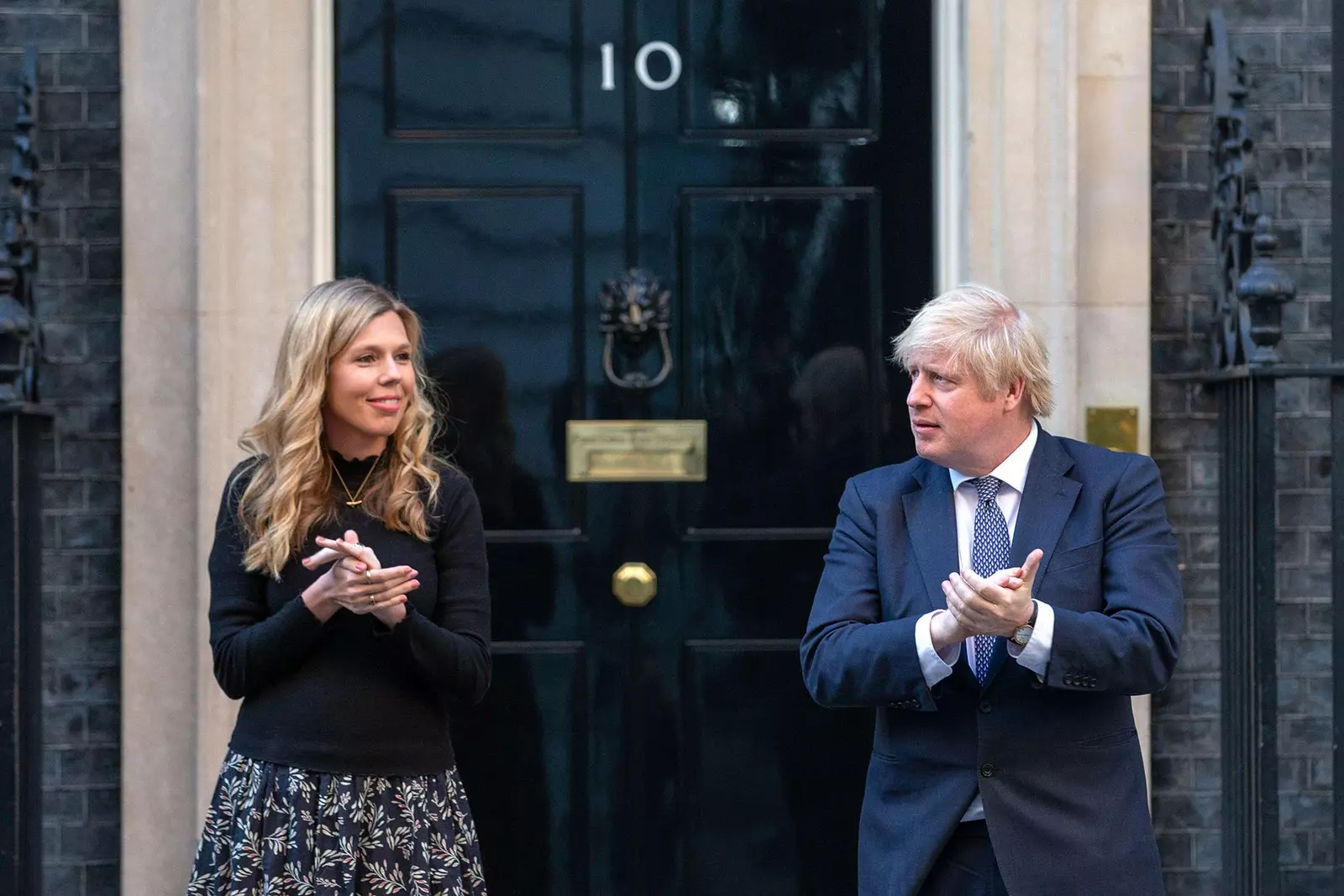 Boris Johnson agus Carrie Symonds lasmuigh d’Uimh. 10 Sráid Downing