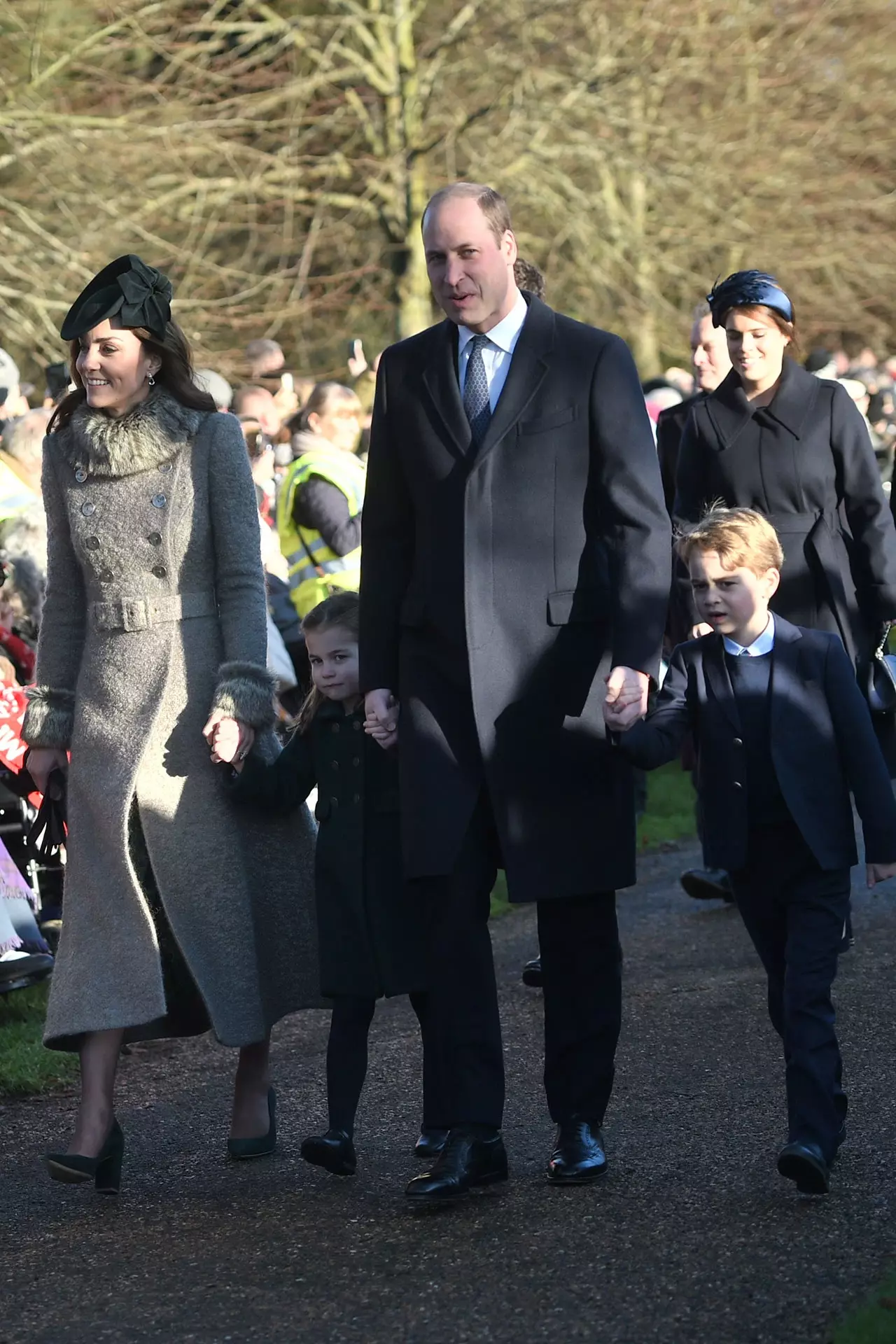 O duque e a duquesa de Cambridge cos seus fillos, o príncipe Xurxo e a princesa Charlotte chegando a Santa María Magdalena...