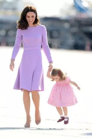 Ho hokahanya ka pinki le Princess Charlotte Hamburg ka 2017. Li-Duchess li apere seaparo sa Emilia Wickstead.