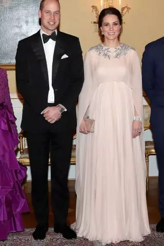 Mete yon ròb Grecianstyle Alexander McQueen pou yon dine espesyal nan Oslo an 2018