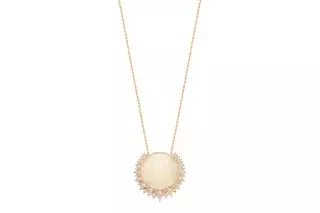 'Sunlight pendant sa 18k rose gold set na may puting opal at 49 brilliantcut diamante 26500 piaget.com