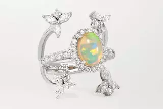 Yeprem 18k zêrê spî opal û zengila elmas 6200 netaporter.com