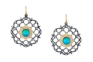 Mga hikaw na silver lattice na may gold opal flower center sa 22k gold at oxidized silver 11720 armansarkisyan.com