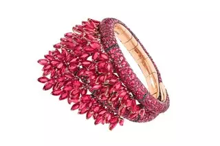 Fawaz Gruosi Ruby Bracelet nrog marquisecut rubies thiab 1064 ci ntsa iab rubies teeb hauv 18K Rose kub POA fawazgruosi.com