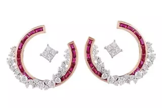 ANANYA ກະແຈກກະຈາຍເພັດແລະ Ruby Hoops 5300.00 ananya.com