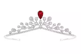 Tiara Chaumet Josphine Aigrette Impriale z białego złota z rubinem w kształcie gruszki i brylantami Cena do uzgodnienia chaumet.com