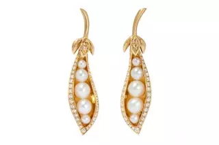 Annoushka Mythology Orecchini a forma di peapod in oro 18 ct con perle e diamanti 6500 annoushka.com