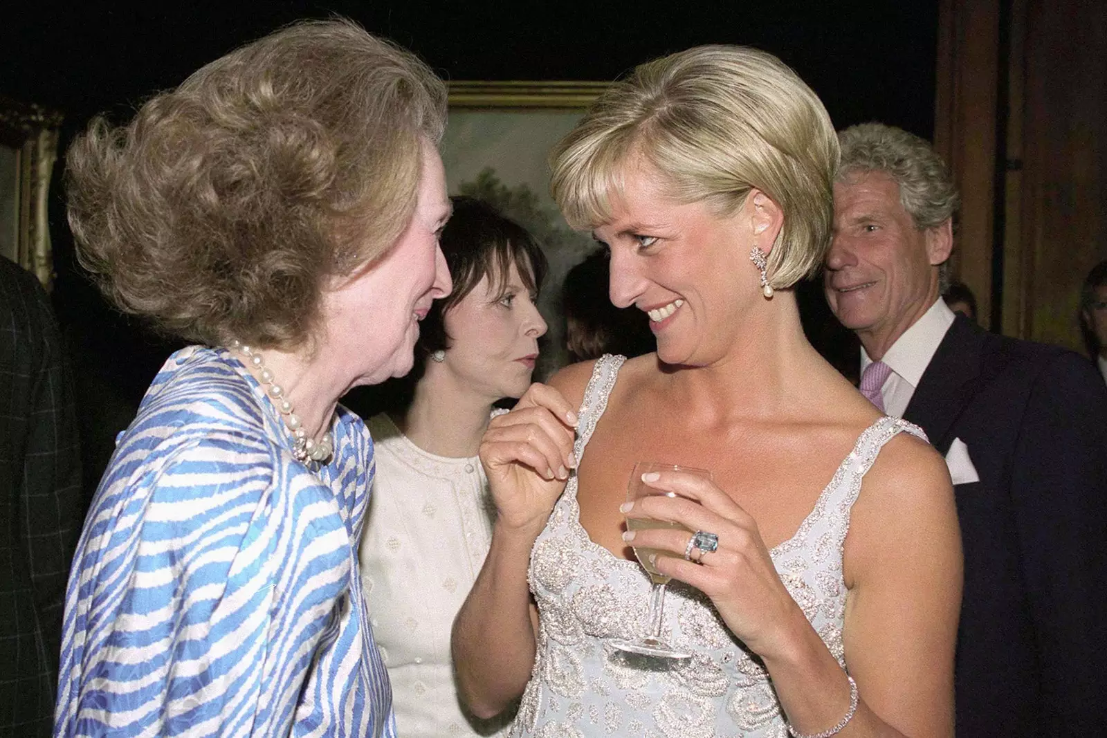 Díana prinsessa klædd Asprey smaragðsskornum kokteilhringnum sínum á viðburði í London 1997