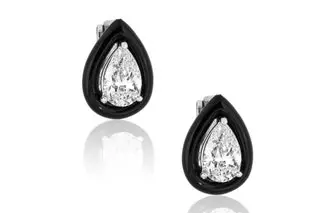 តម្លៃ Pear Cut Diamond និង Black Enamel Earrings តាមការស្នើសុំរបស់ Anastasia Kessaris