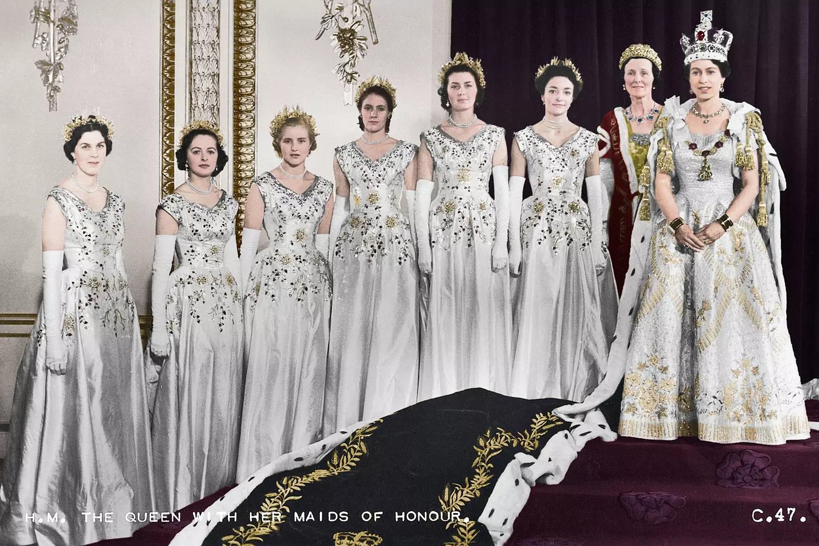 Lady Anne mit der Queen und anderen Ehrendamen bei der Krönung 1953