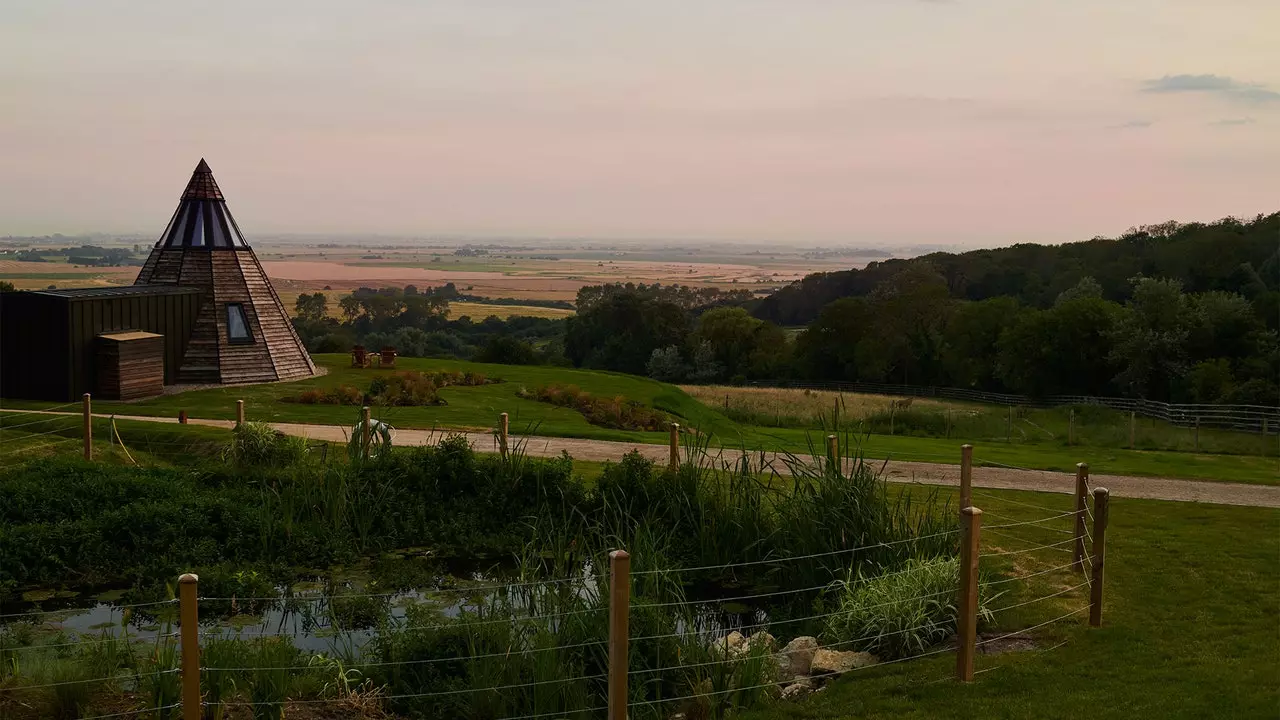 An é seo an t-eispéireas safari is fearr sa RA? Seolann Port Lympne lóistín wigwam gloine áit a bhfuil do chomharsana ina bpéire liopard gann