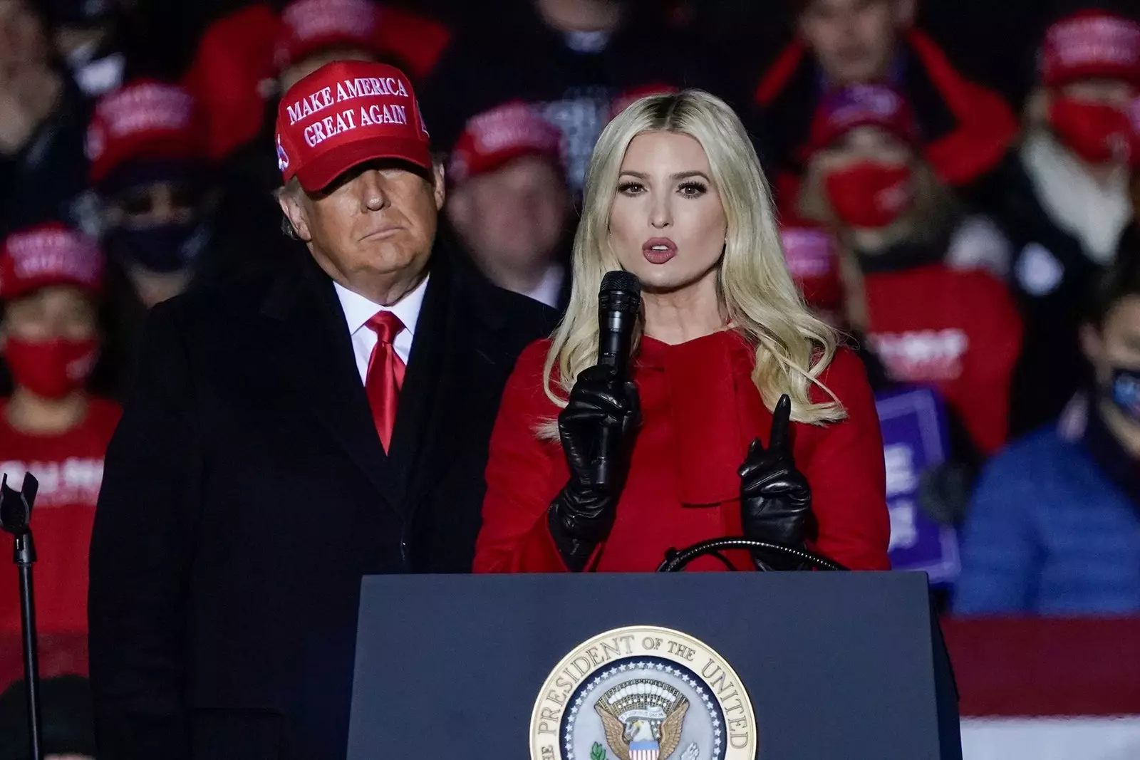 Donald Trump pẹlu Ivanka Trump bi o ti n sọrọ ni iṣẹlẹ ipolongo kan ni Papa ọkọ ofurufu Agbegbe Kenosha fun idibo 2020