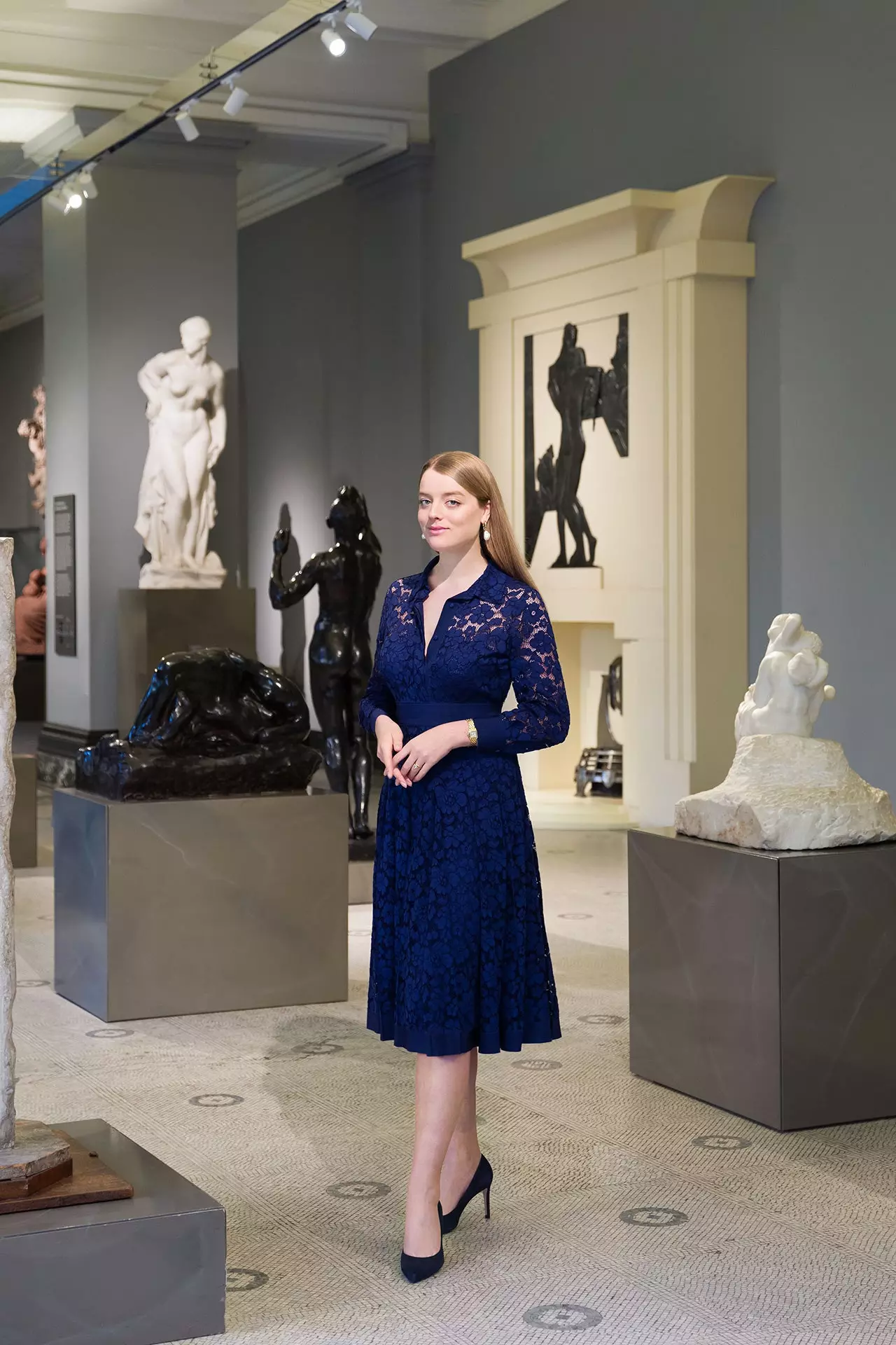 Flora Vesterberg en las Galerías de Escultura del Victoria amp Albert Museum luciendo Cartier y Carolina Herrera