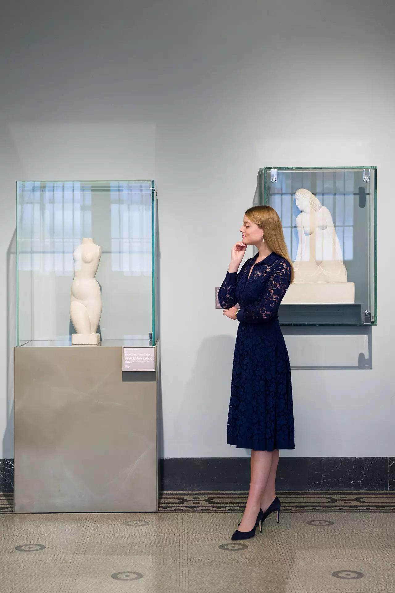 Flora Vesterberg admirando Torso 1933 por Frank Dobson en el Victoria amp Albert Museum