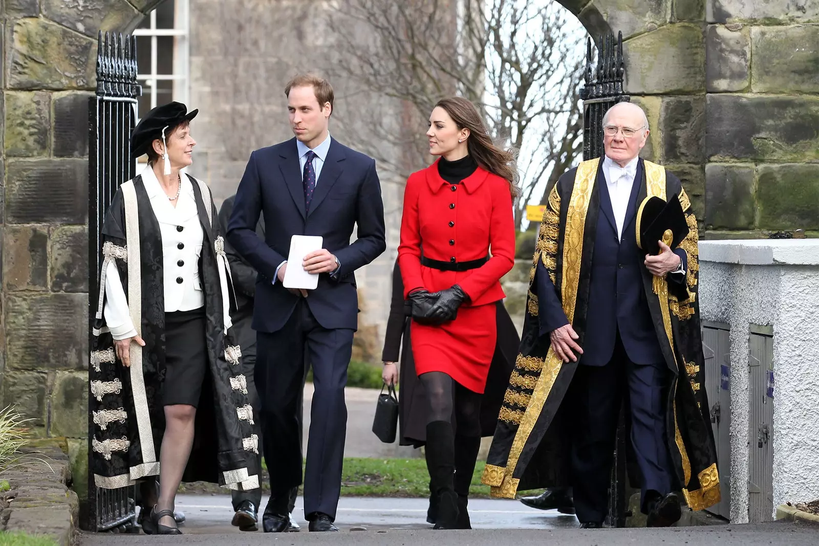 Hertugen og hertuginden af Cambridge passerer St Salvators haller ledsaget af Sir Menzies Campbell under et besøg i...