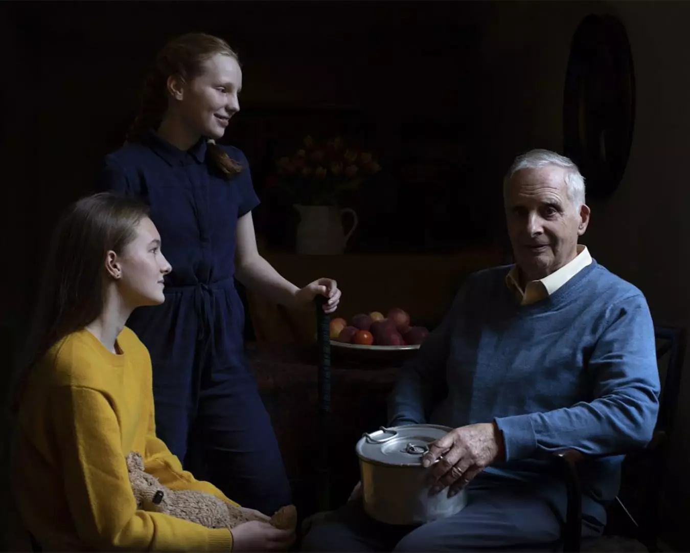 Hertiginnan av Cambridges porträtt av förintelsens överlevande Steven Frank och hans två barnbarn Maggie och Trixie Fleet...