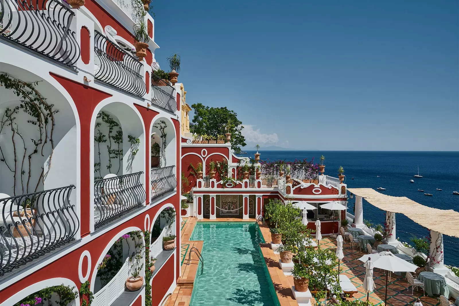 Terase un skats uz baseinu viesnīcā Le Sirenuse hotel Positano Italy