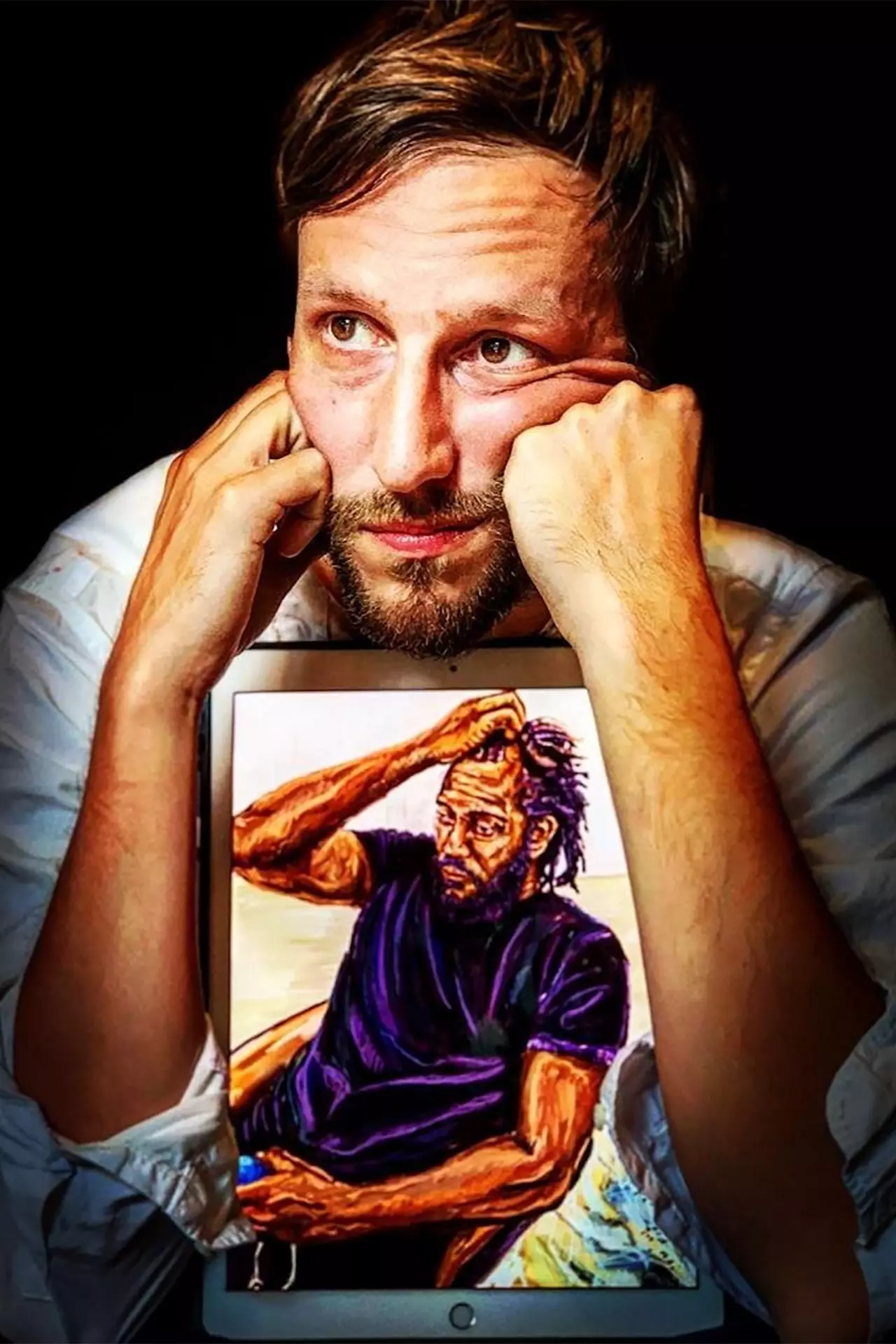 Henry Hudson drži svoj digitalni portret umetnika Rashida Johnsona