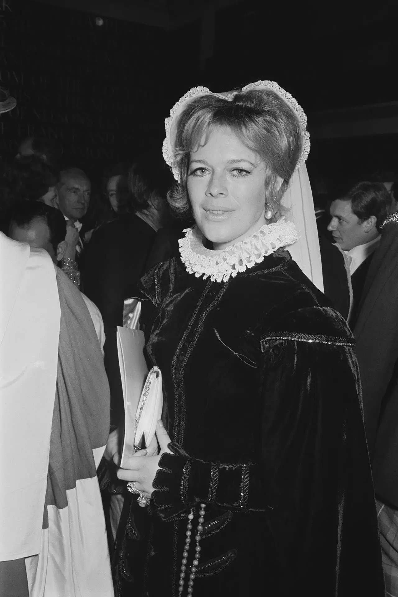 D'Lady Antonia Fraser huet 16. Joerhonnert Kleedung bei engem Dinner am Madame Tussaud's Waxwork Museum 1970