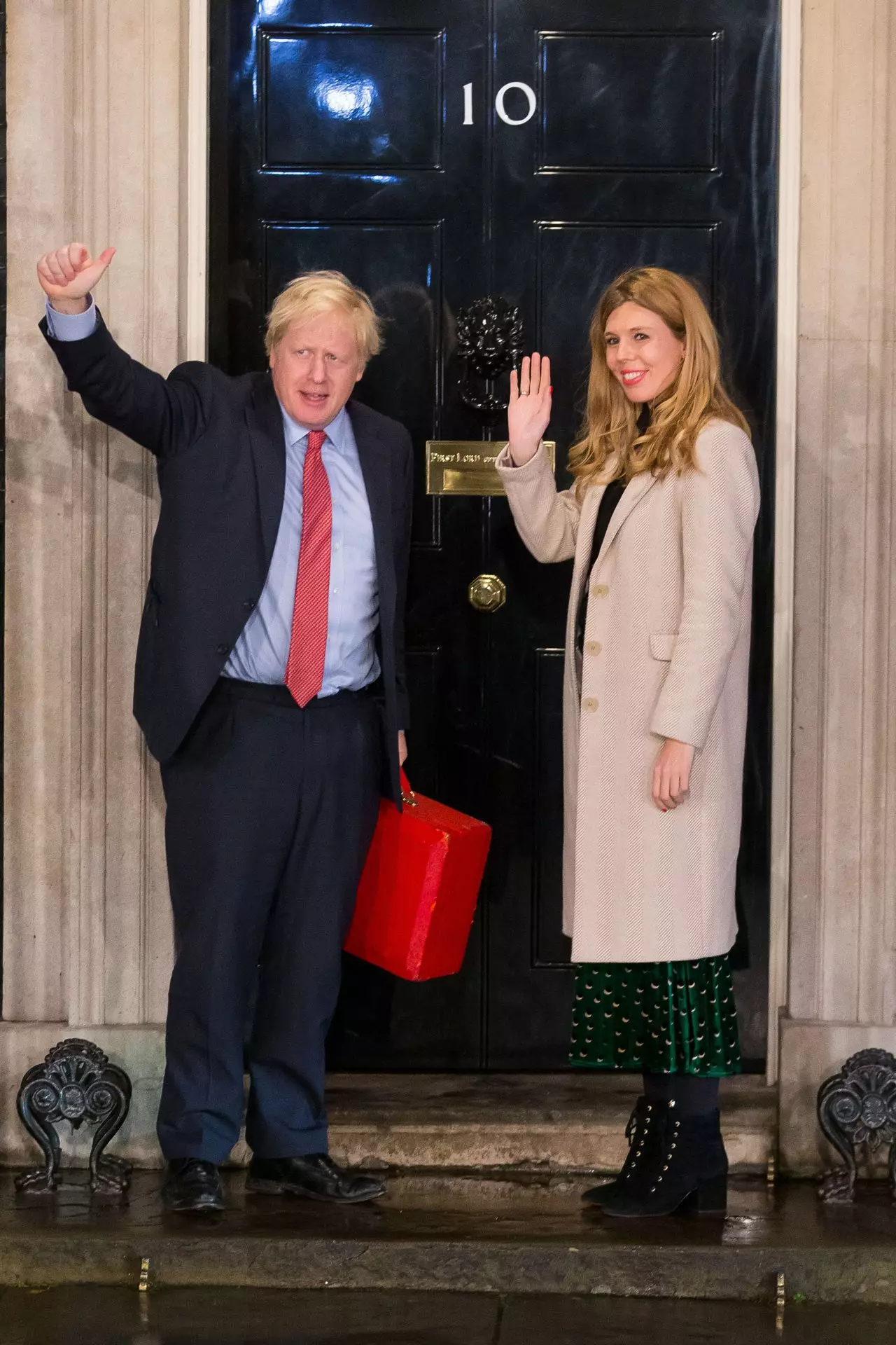 Perdana Menteri Boris Johnson dan Carrie Symonds tiba di luar No 10 setelah hasil pemilihan yang menang