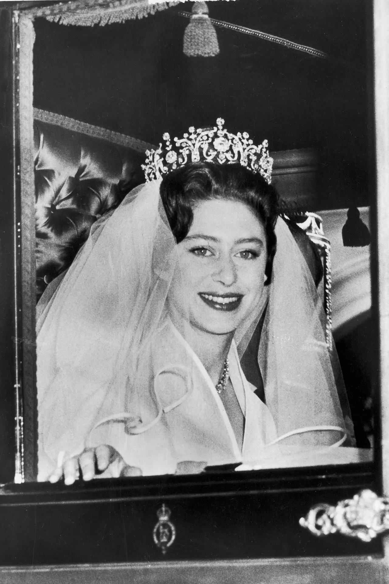 Prinses Margaret verlaat Clarence House in Londen na Westminster Abbey op haar troudag met die Poltimore Tiara...