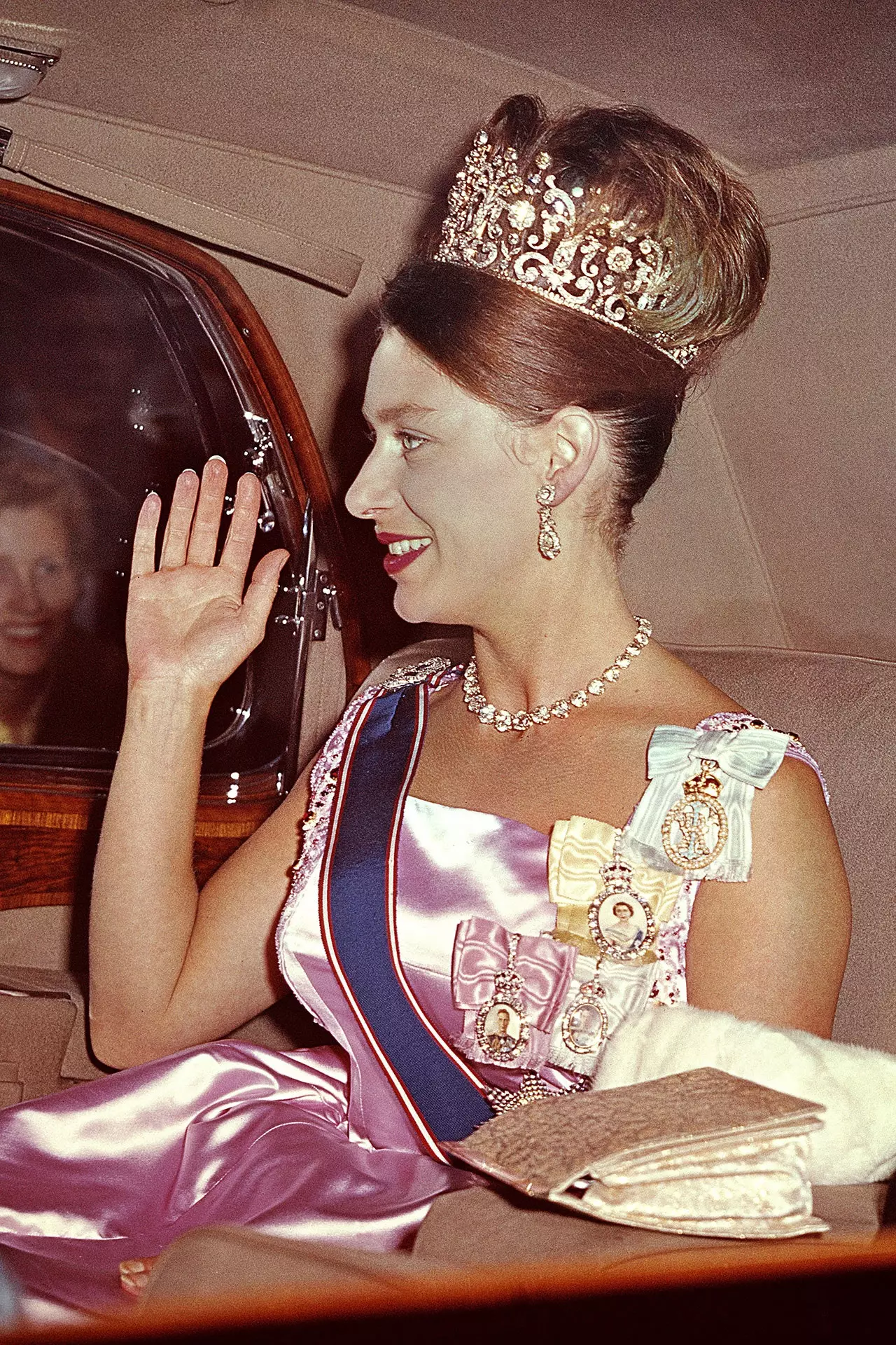 Prinses Margaret wat die Poltimore Tiara dra, ry Buckingham-paleis binne vir 'n staatsbanket 1962