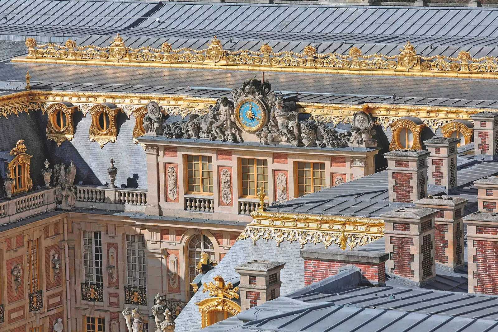 Overhead view ng Marble Court of the Palace of Versailles na nakuhanan ng larawan mula sa Royal Chapel 2018