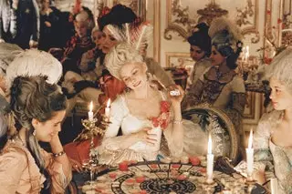 ຮູບເງົາຈາກ MarieAntoinette ກຳກັບໂດຍ Sofia Coppola ນຳສະແດງໂດຍ Kirsten Dunst ເປັນພະລາຊິນີຜູ້ມີຊື່ສຽງ